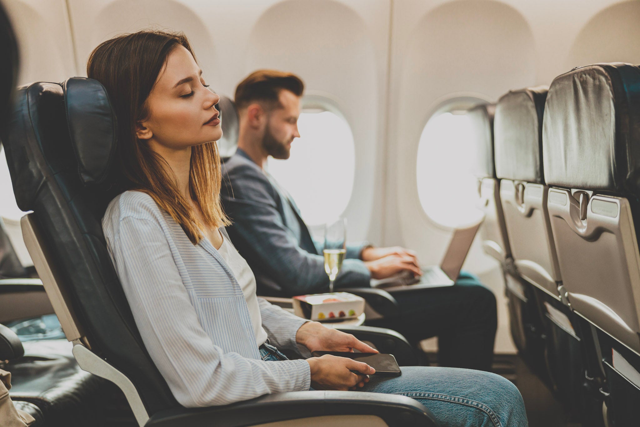 How To Sleep On a Plane [Your Guide to Inflight Shut-Eye] – Bon Voyage